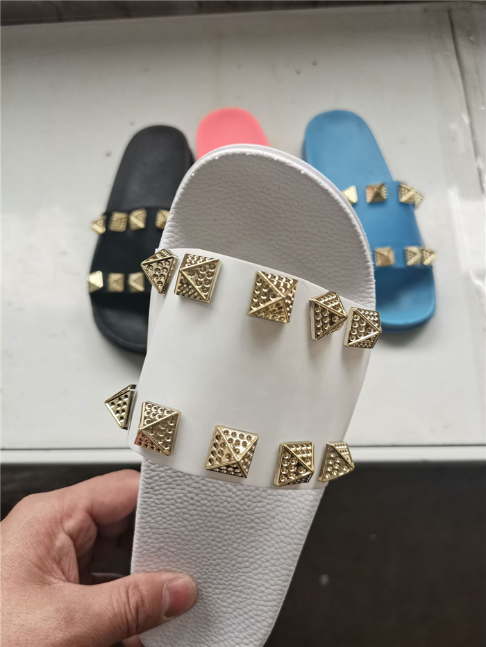 Rivet Decor Wide Fit Slides on Luulla